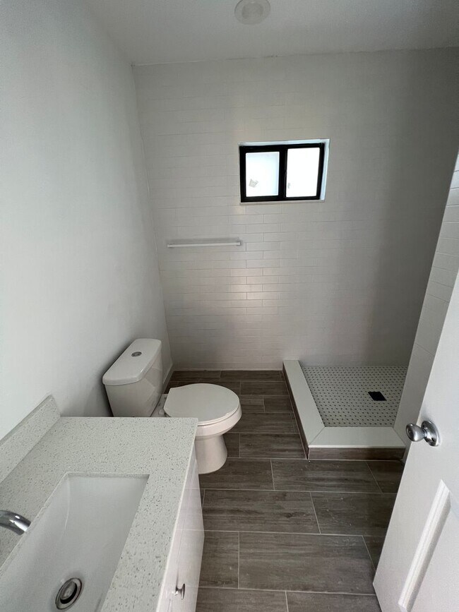 544 NW 35th St Unit 544 NW 35 street #Upstairs, Miami, FL 33127 - Room for Rent in Miami, FL ...