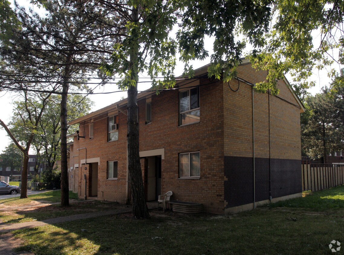 Thistletown I Apartments - 15-268 Jamestown Cres Toronto, ON ...