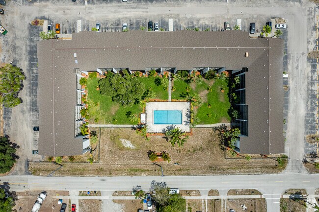 The Meridian at 2825 Apartments - 2811 Central Ave Fort Myers, FL ...