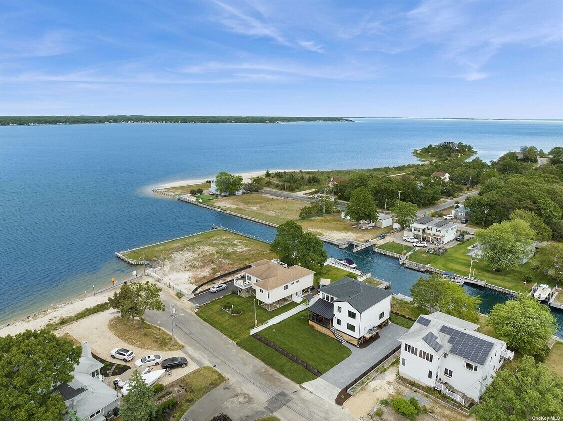 310 Royal Ave N, Flanders, NY 11901 - House Rental in Flanders, NY ...