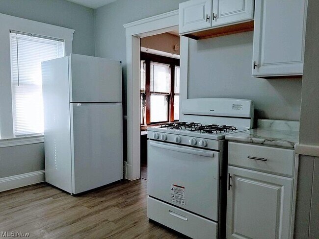 4249 W 50th St Unit Upstairs, Cleveland, OH 44144 - Room for Rent in ...