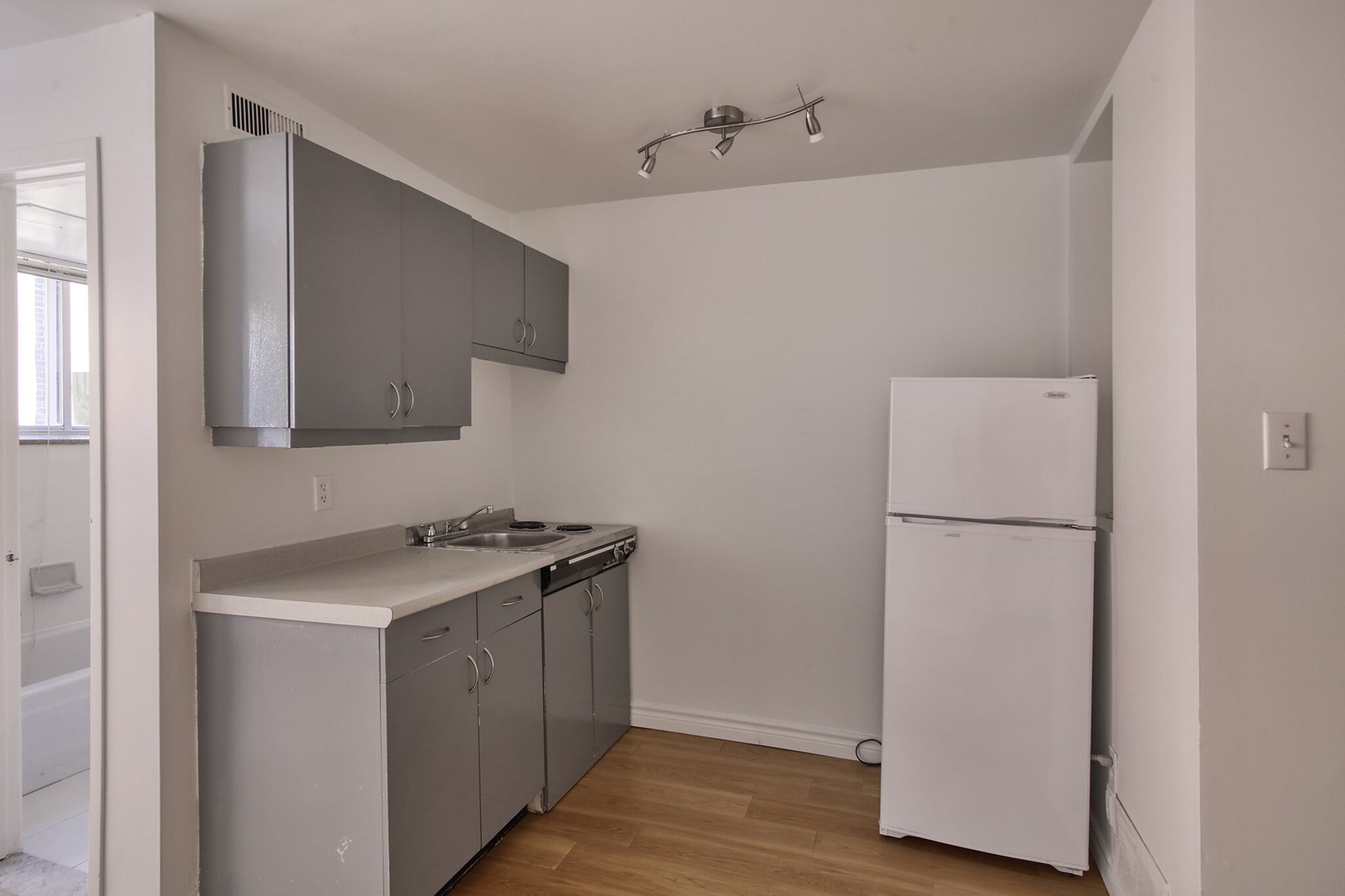 25 Av Des Pins O Unit 437, Montréal, QC H2W 1P8 - Apartment for Rent in ...