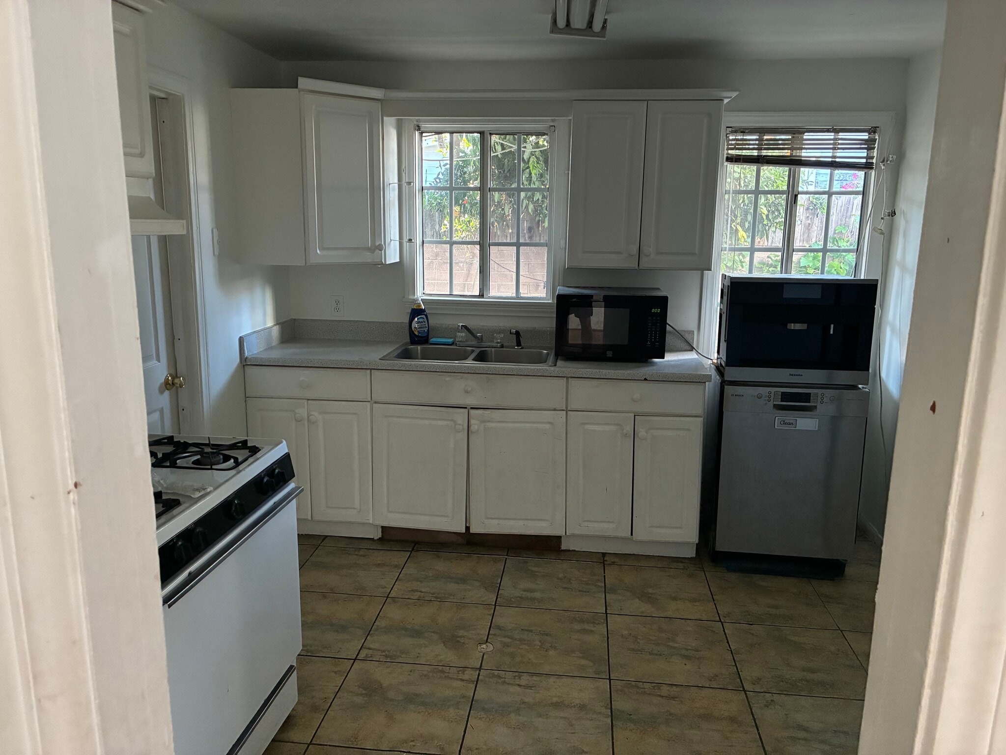 805 N Maple St, Burbank, CA 91505 - House Rental in Burbank, CA ...