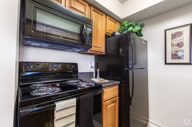 Lakewood Village Apartments for Rent with Parking - Indianapolis, IN ...