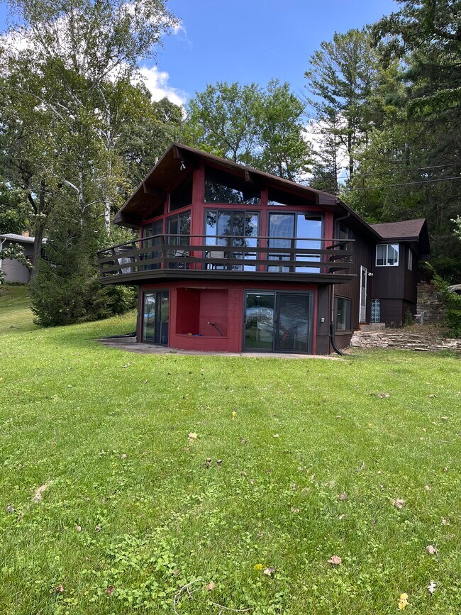 Blue Spring Lake Apartments for Rent with Parking - Palmyra, WI ...