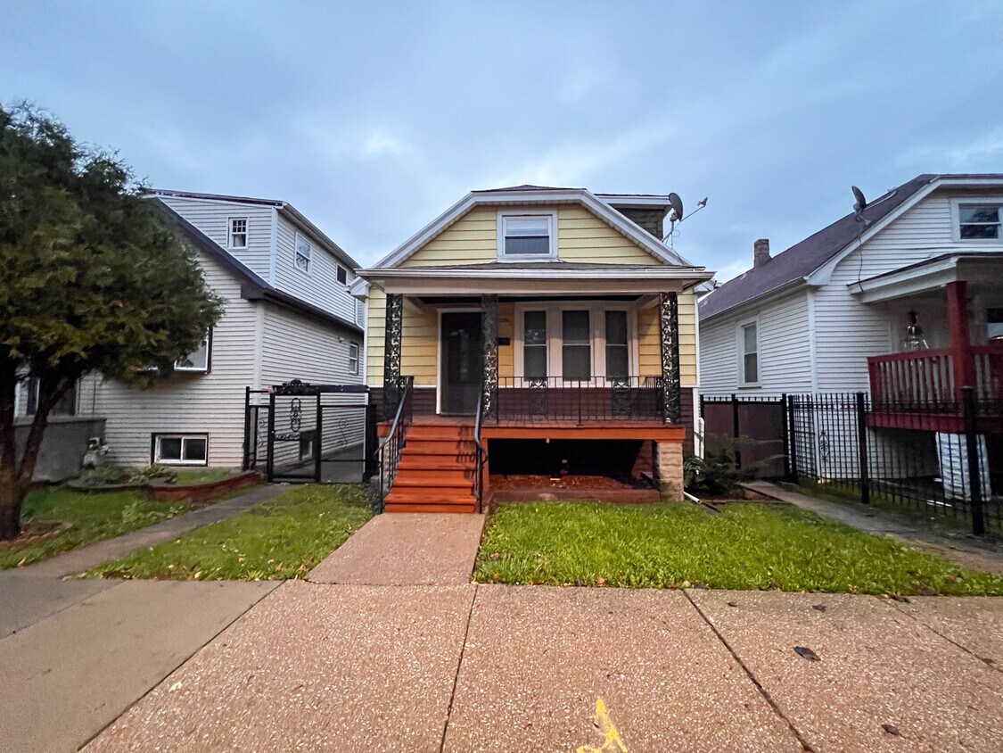 5329 S Sacramento Ave, Chicago, IL 60632 - House Rental in Chicago, IL ...