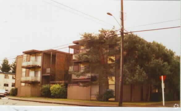 Barton Square Apartments - 1725 Sw Barton St Seattle, WA 98106 ...
