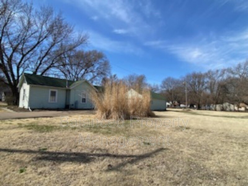 1925 NE Madison St, Topeka, KS 66608 - House Rental in Topeka, KS ...