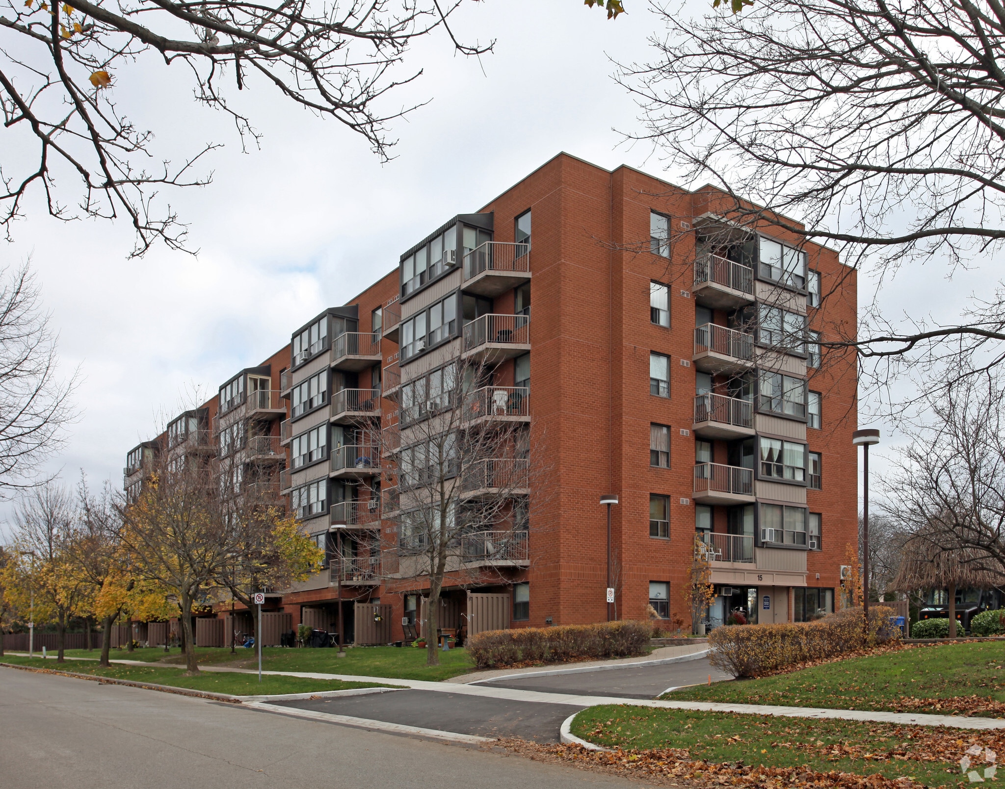 Regency Place Apartments Apartments - 15 Regency Cres Whitby, ON ...