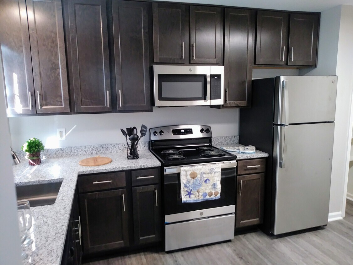 Legacy at Tech Center - 2100-2134 Criston Dr Newport News, VA ...