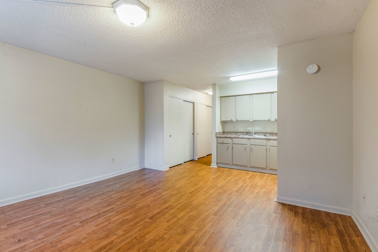 Linx Plaza Apartments - 6964 Airport Blvd Mobile, AL 36608 | Apartments.com