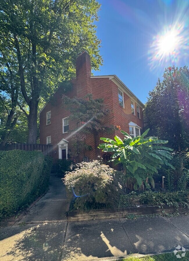 Strathmeade Square Apartments for Rent with Hardwood Floors - Annandale ...