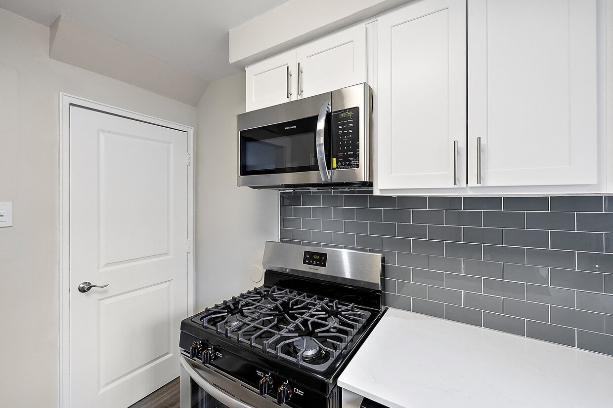 Oak Park Manor Apartments & Townhomes - 13600 Kenwood St Oak Park, MI ...