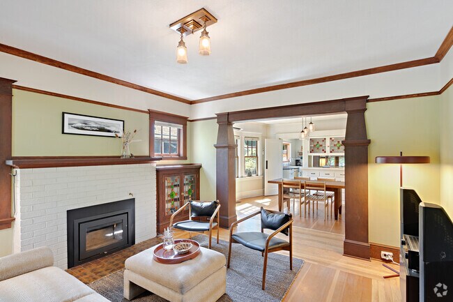 Foxchase Apartments for Rent with Hardwood Floors - Portland, OR - 1 ...