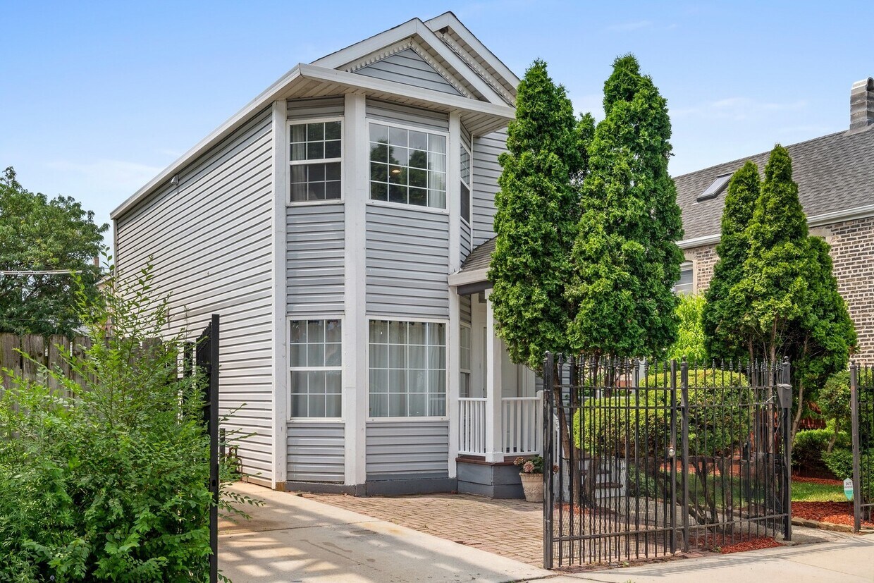 1715 W 16th St, Chicago, IL 60608 - House Rental in Chicago, IL ...
