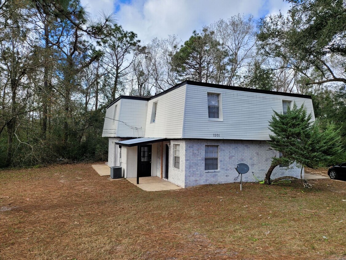 1201 Lake Dr Unit C, Gonzalez, FL 32533 - Room for Rent in Gonzalez, FL ...