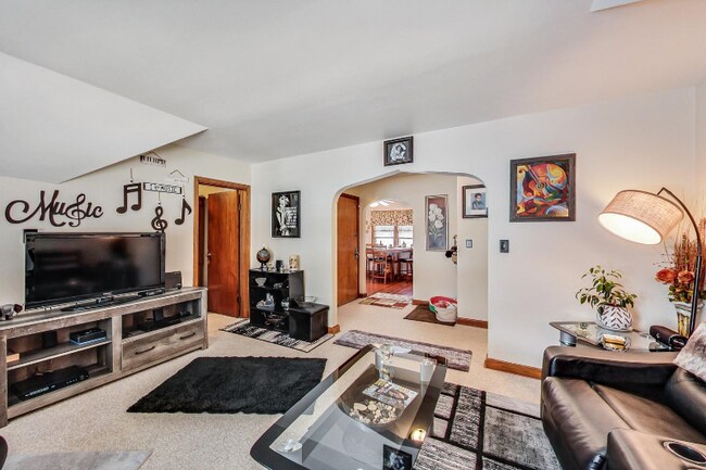 8225 W Hayes Ave, West Allis, WI 53219 - Townhouse for Rent in West ...