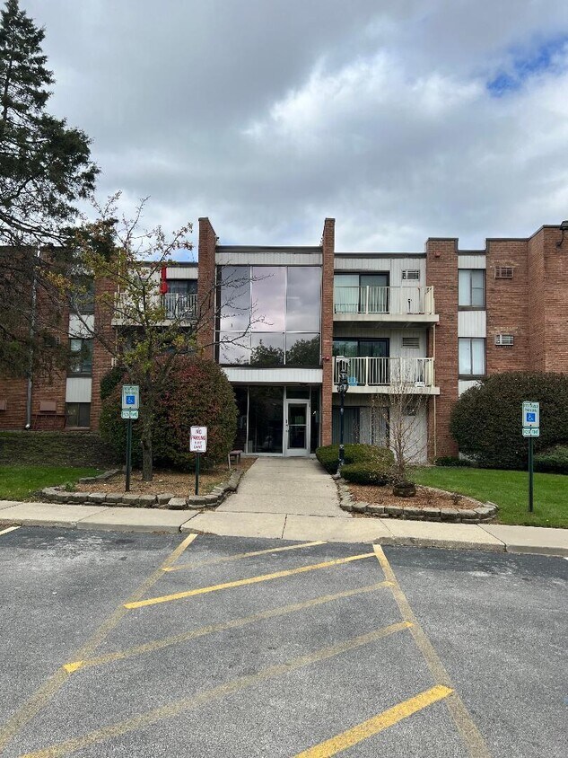 300 W Fullerton Ave Unit 104, Addison, IL 60101 - Condo for Rent in ...