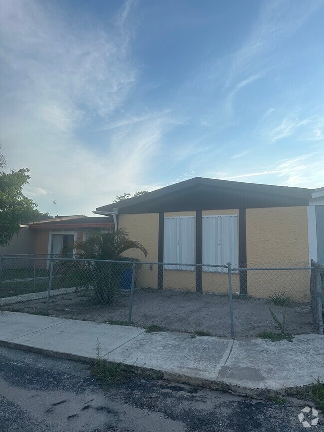 Vista Verde Townhouse Apartments for Rent with Hardwood Floors - Miami Gardens, FL - 1 Rentals ...