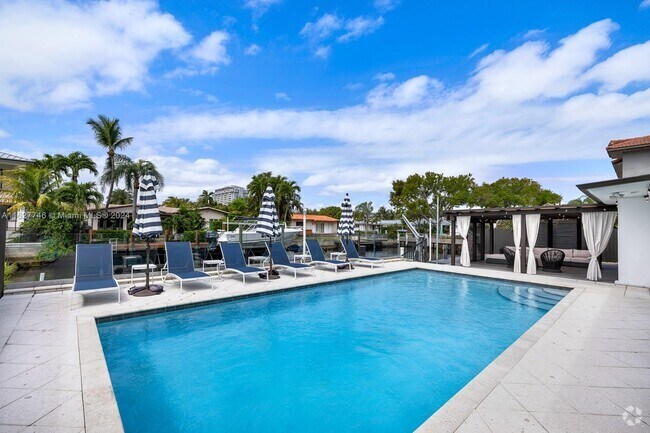 Keystone Point Venetian Apartments for Rent with High Ceilings - North ...