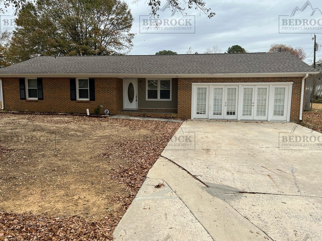 1302 Stuart Ave SW, Decatur, AL 35601 - House Rental in Decatur, AL ...