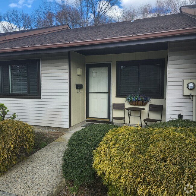 Covered Bridge Condominiums Apartments for Rent - Englishtown, NJ - 10 ...