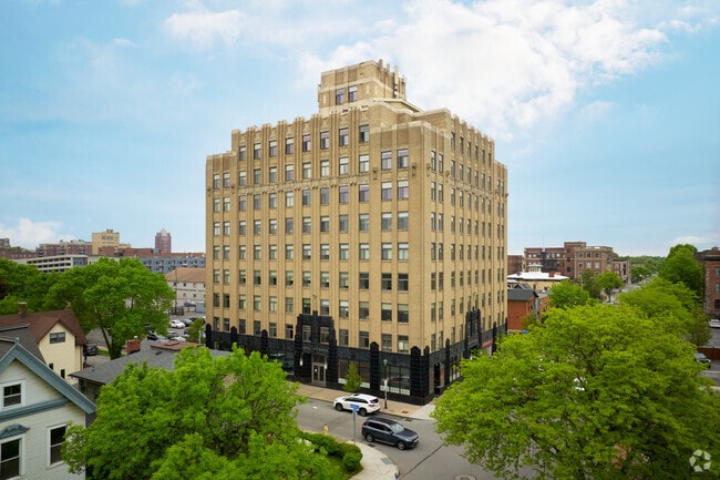 Monroe and Alexander Apartments for Rent with a Walk-In Closet ...