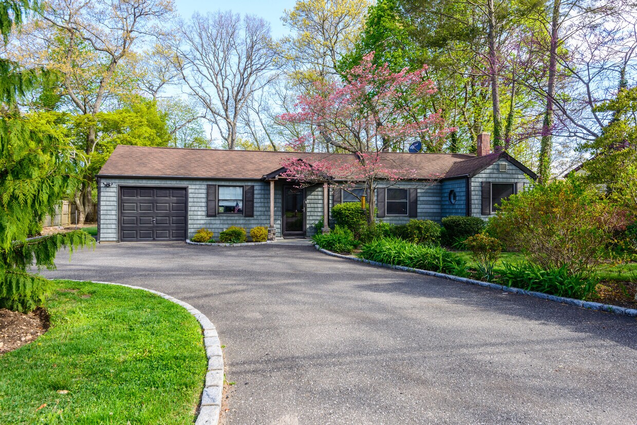 19 Whitney Ave, East Norwich, NY 11732 - House Rental in East Norwich ...