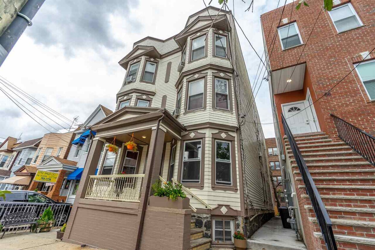 68 Beach St Unit 2L, Jersey City, NJ 07307 - Room for Rent in Jersey ...