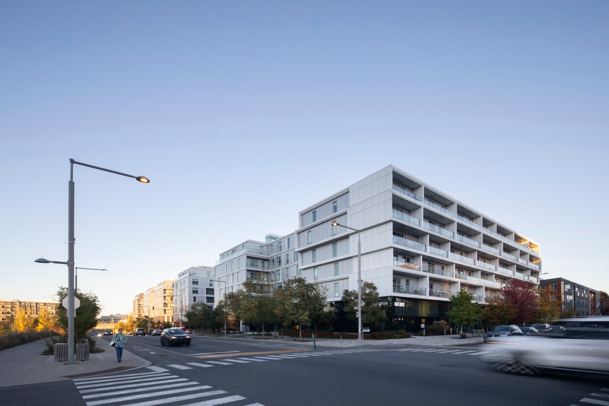 MILHAUS Condo Apartments - 1250 Av Thérèse-Lavoie-Roux Montréal, QC ...