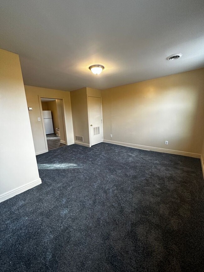 242 Arabella St Unit 2nd Floor, Pittsburgh, PA 15210 - Room for Rent in ...