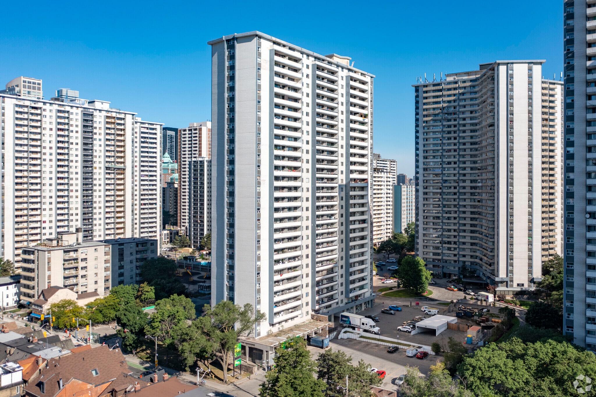 Wellesley Parliament Square Apartments - 240 Wellesley St E Toronto, ON ...