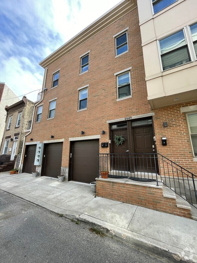 Naval Square Apartments for Rent with a Garage - Philadelphia, PA - 1 ...
