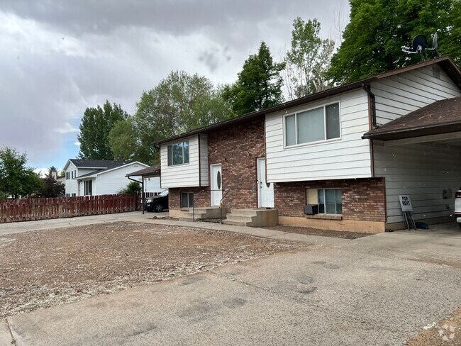 Apartments for Rent with Garages in Maeser, UT