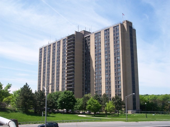 Rochester man scales down 16 outside floors of apartment building to ...