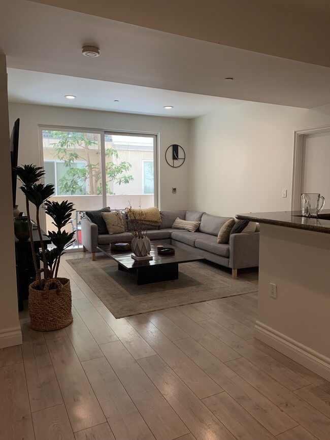13951 Sherman Way Unit 204, Van Nuys, CA 91405 - Condo for Rent in Van ...
