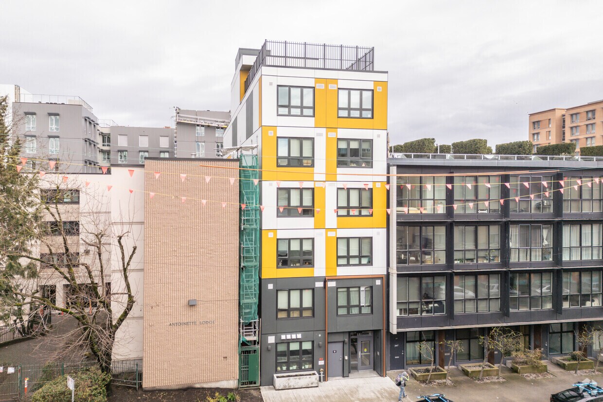 Brennan's Place Apartments - 545 Cordova St E Vancouver, BC ...