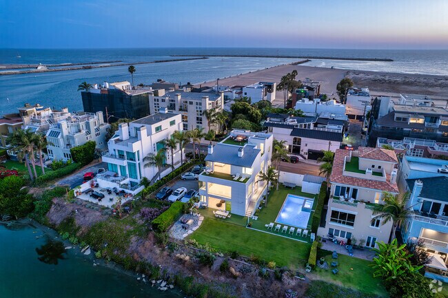 Marina Peninsula Apartments for Rent with a Yard - Marina Del Rey, CA ...