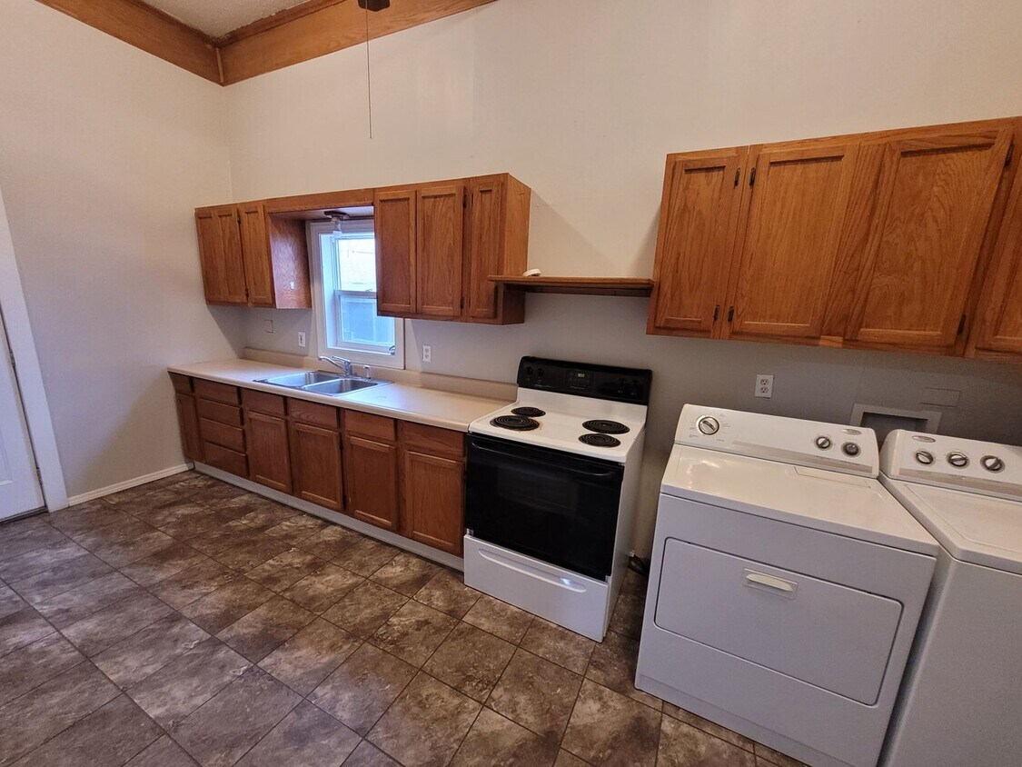 1435-1439 S Pattie St Unit 1437, Wichita, KS 67211 - Room for Rent in ...