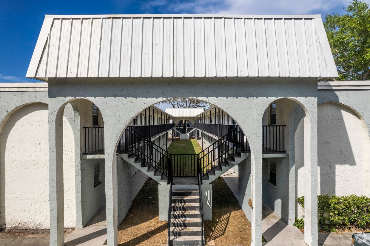 Oak Chase Apartments - 12535 Tinsley Cir Tampa, FL 33612 | Apartments.com
