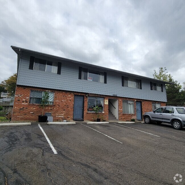 Apartments for Rent with Hardwood Floors in Wilbur OR