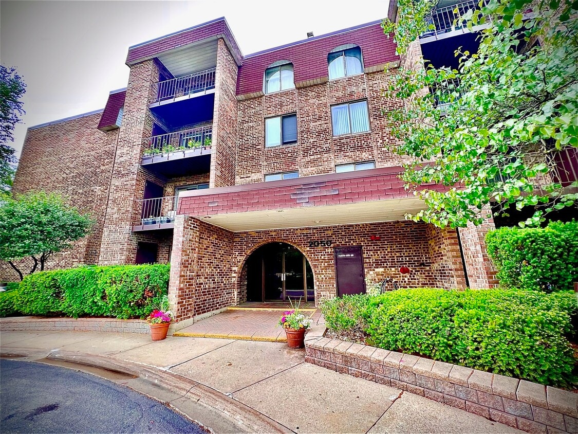 2050 Valencia Dr Unit 107, Northbrook, IL 60062 - Condo for Rent in ...
