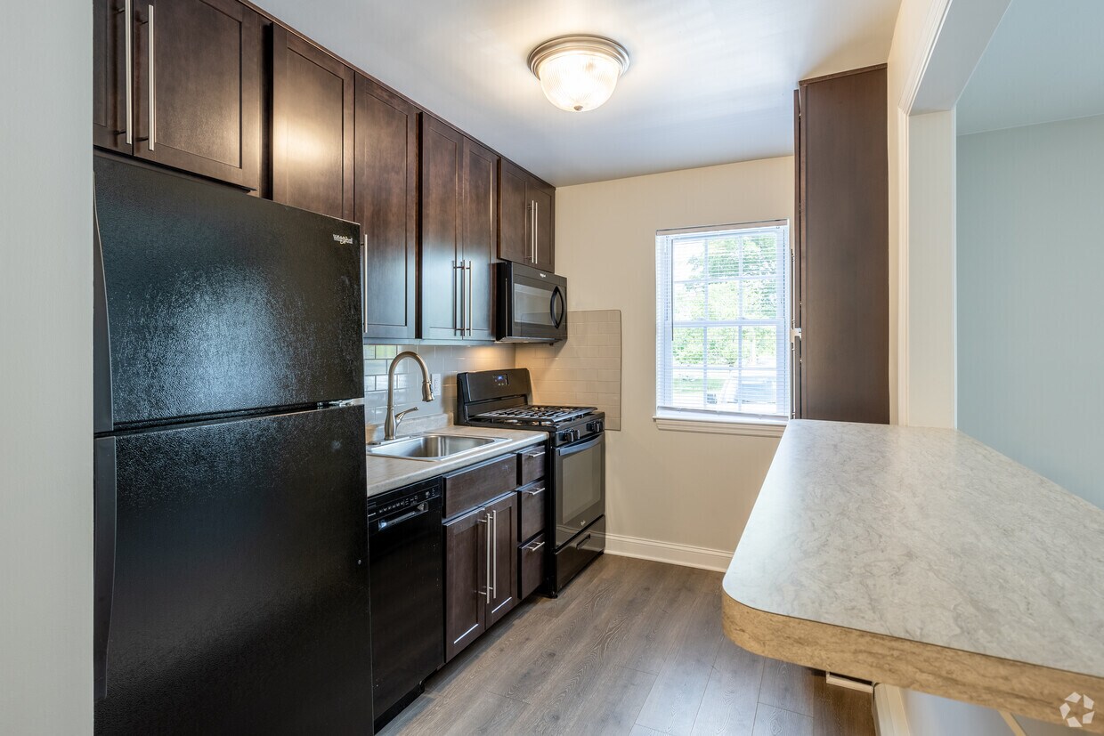 Queens Gardens - 3 Ronald Dr Colonia, NJ | Apartments.com