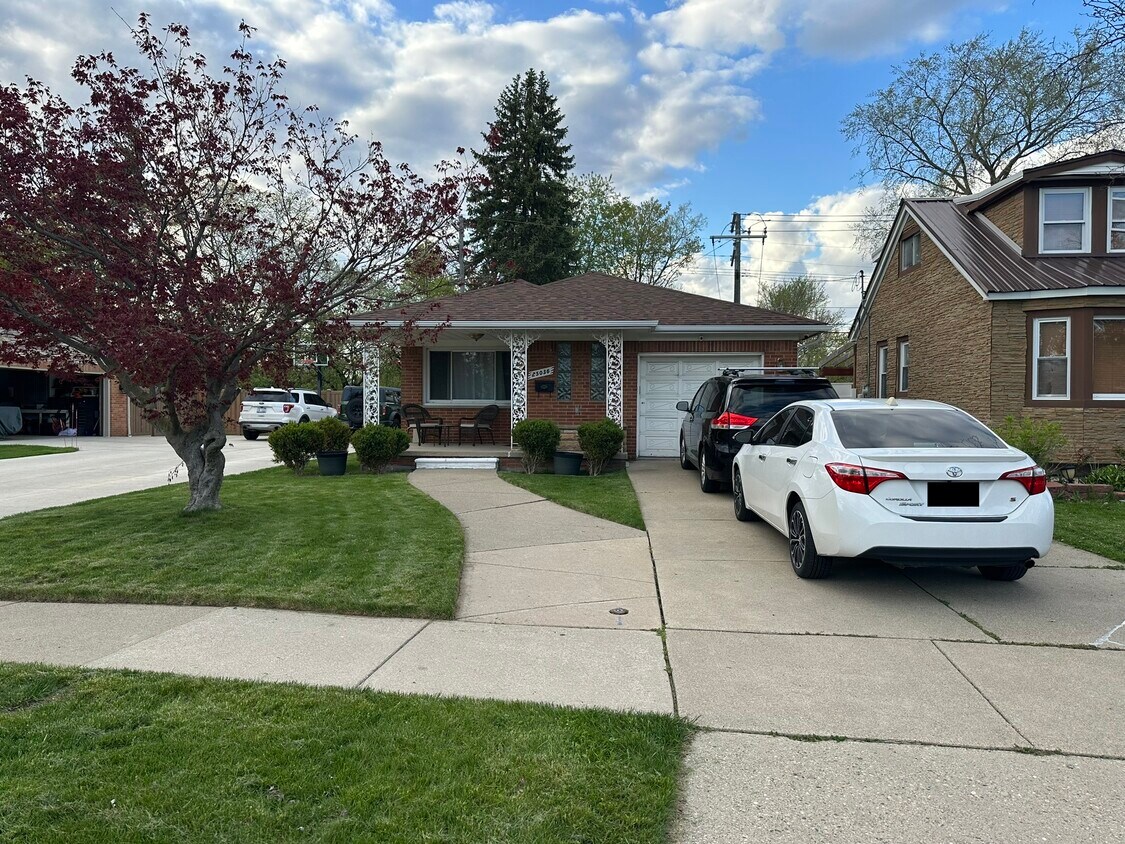 25036 Rouge River Dr, Dearborn Heights, MI 48127 - House Rental in ...