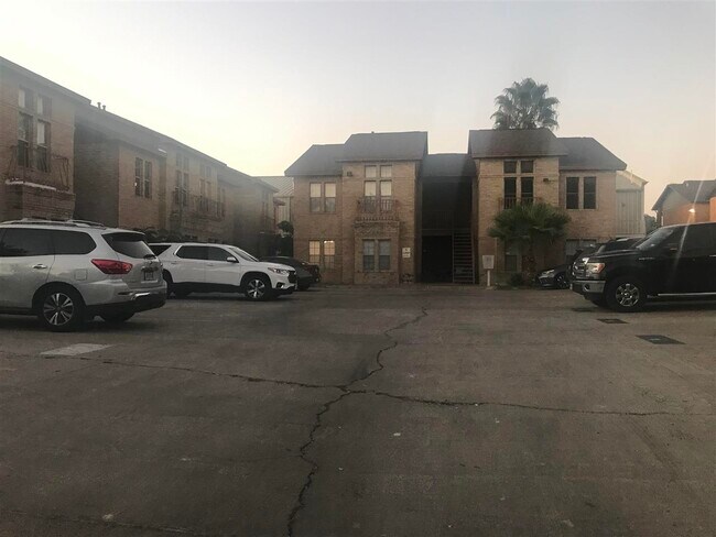 205 Martingale Unit 71 Downstairs, Laredo, TX 78041 - Condo for Rent in ...