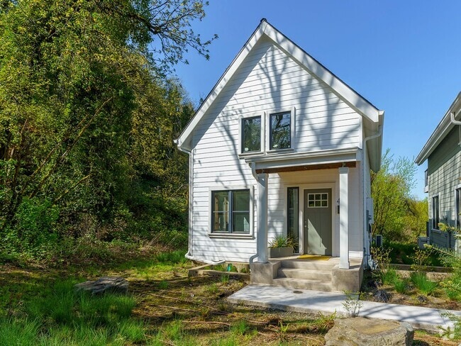 Canemah Apartments for Rent with High Ceilings - Oregon City, OR - 1 ...