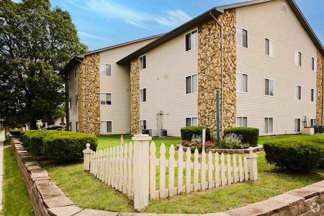 Phelps Apartments for Rent with a Swimming Pool - Springfield, MO - 6 ...