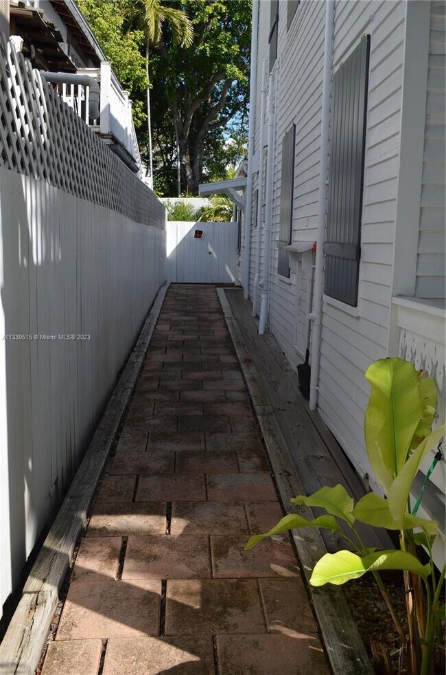 305 Whitehead St Unit B, Naval Air Station Key West, FL 33040 - Room ...