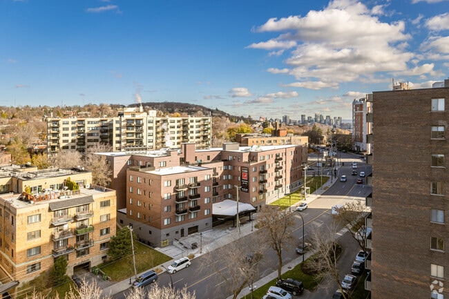 Mooncrest Apartments - 4851 de la Côte-Saint-Luc Montréal, QC ...