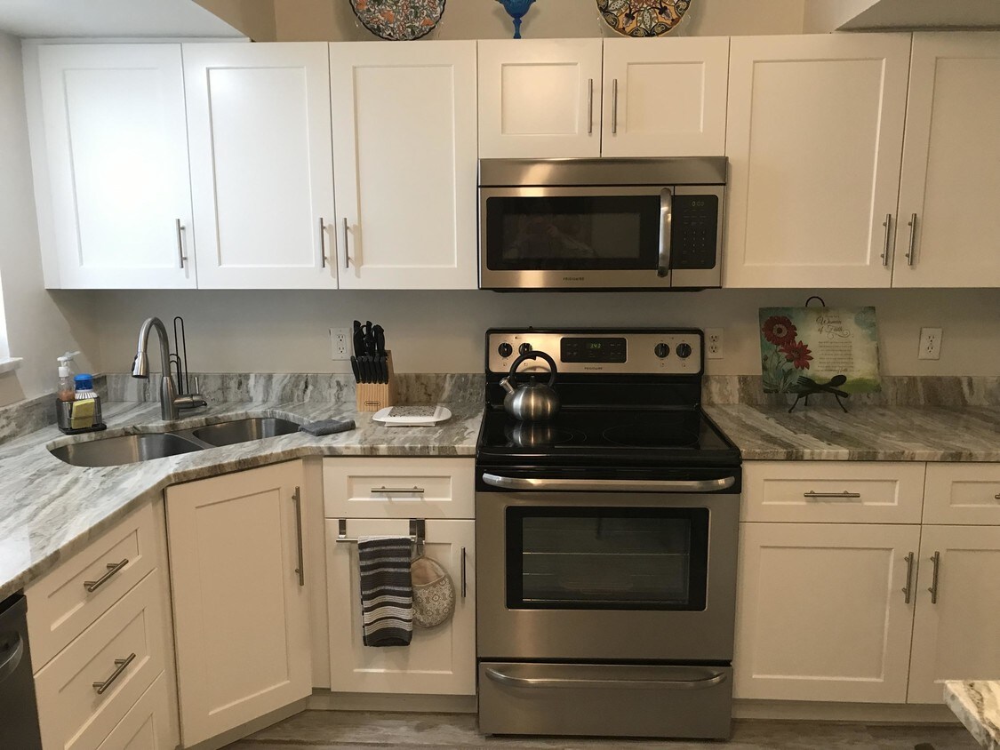 8 Colonial Club Dr Unit 201, Boynton Beach, FL 33435 | Apartments.com